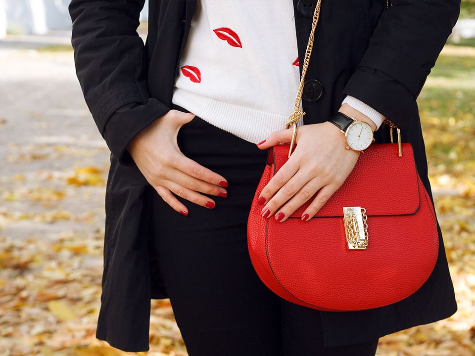 Persönlichkeit: Wie du deine Handtasche trägst, sagt eine Menge über ...