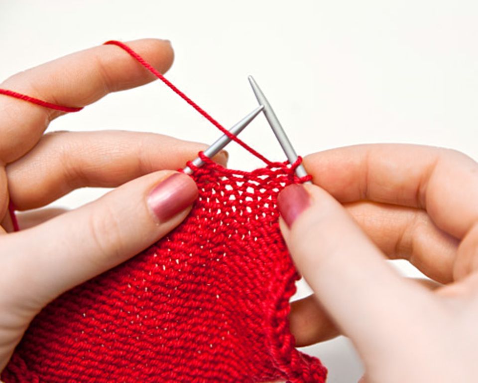 Linke Maschen stricken: Einfach Stricken lernen - S. 4 | BRIGITTE.de
