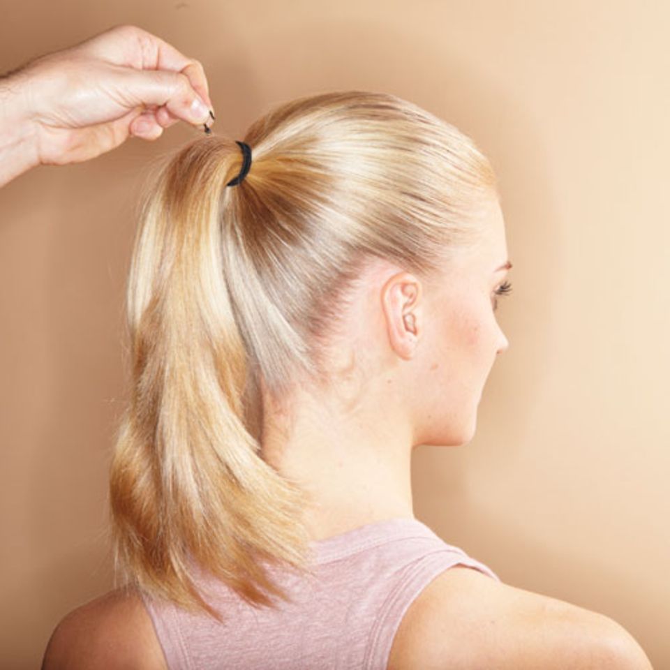 Haarstyling: Lange Haare hochstecken? Kein Problem! | BRIGITTE.de Haarstyling: Lange Haare hochstecken? Kein Problem! | BRIGITTE.de