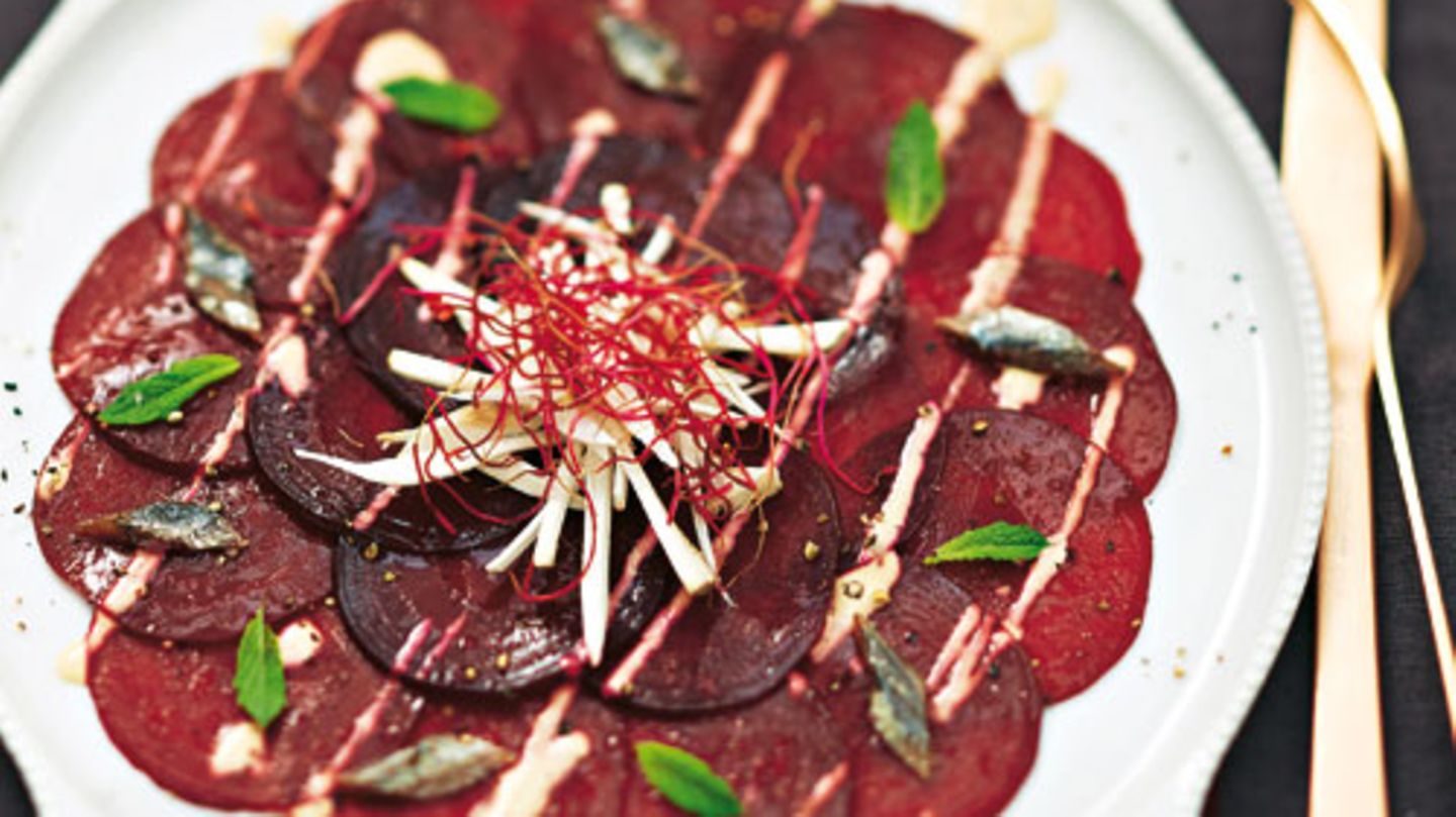Rote-Bete-Carpaccio mit Kräuterseitlingen und Cocktailsoße | BRIGITTE.de