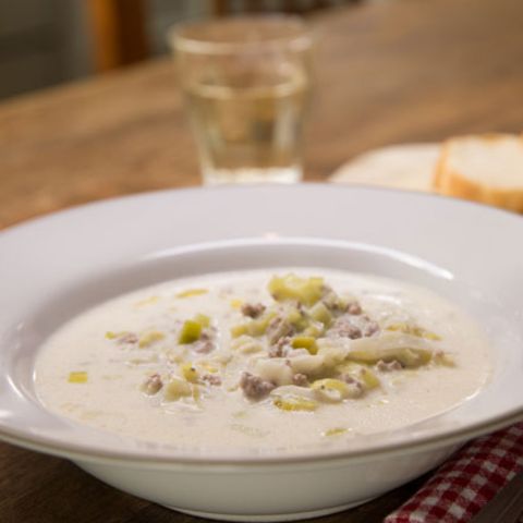 Hackfleisch-Käse-Suppe mit Lauch | BRIGITTE.de