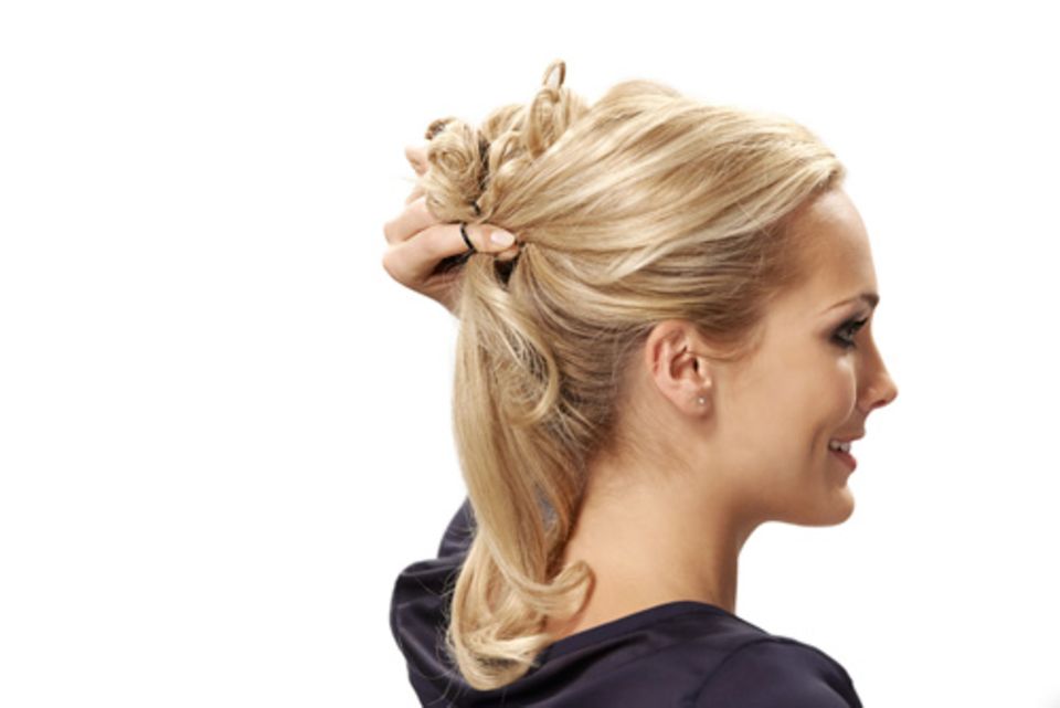 Frisuren zum Nachmachen: Mit einem Haarband zur Abendfrisur? So geht's ...