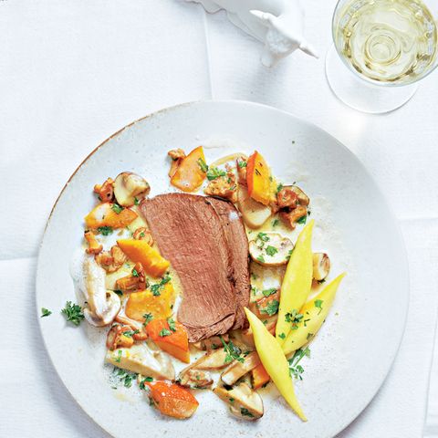 Wildbraten in Heu mit Pilzen | BRIGITTE.de