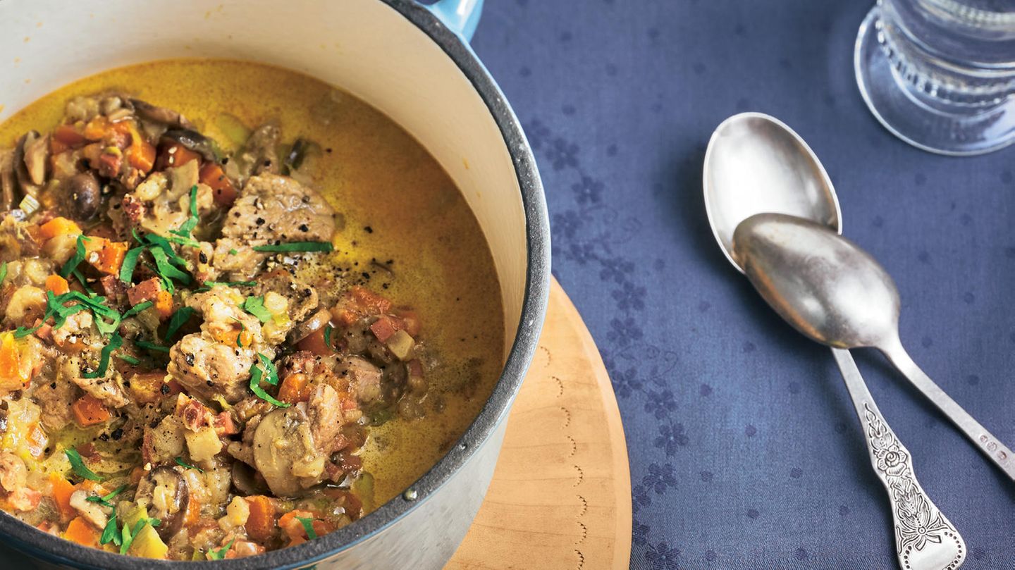 Kalbsgulasch mit Serviettenknödel | BRIGITTE.de