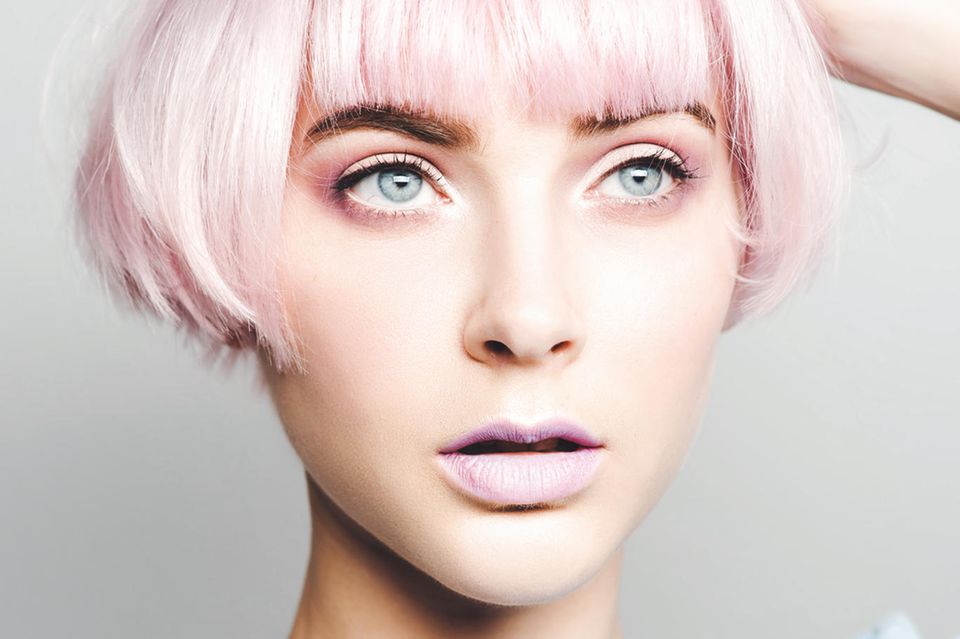 Holo Make-up Trend 2018: So schimmern wir diesen Sommer | BRIGITTE.de