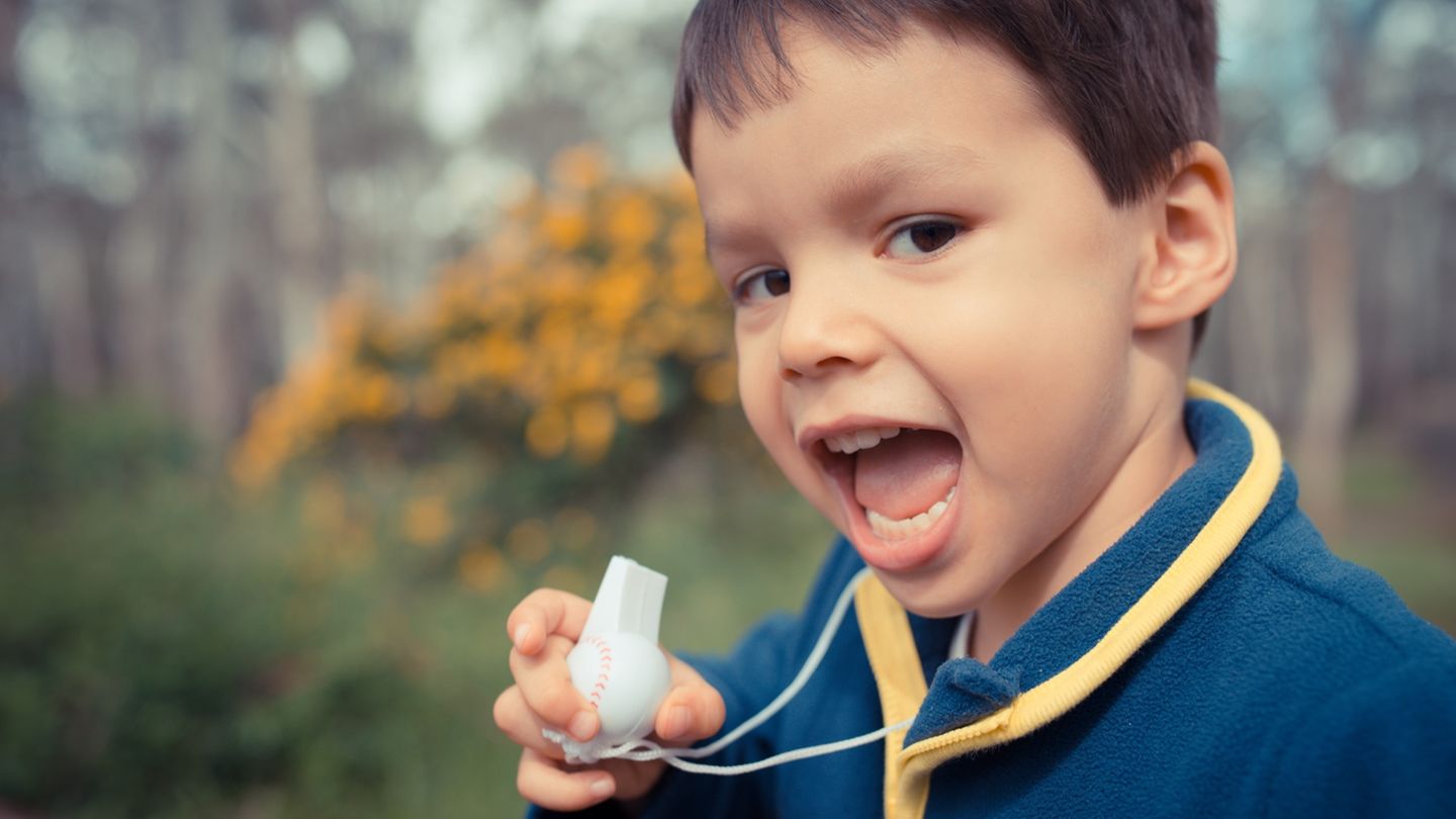 Tröte verschluckt: Junge trötet bei jedem Atemzug! | BRIGITTE.de