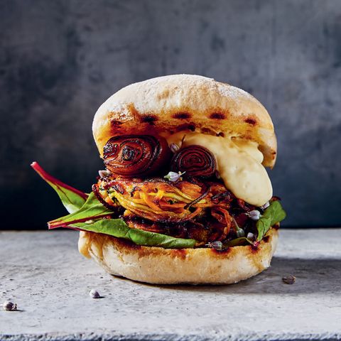 Zucchini-Süßkartoffel-Burger mit Chipotle-Mayonnaise | BRIGITTE.de