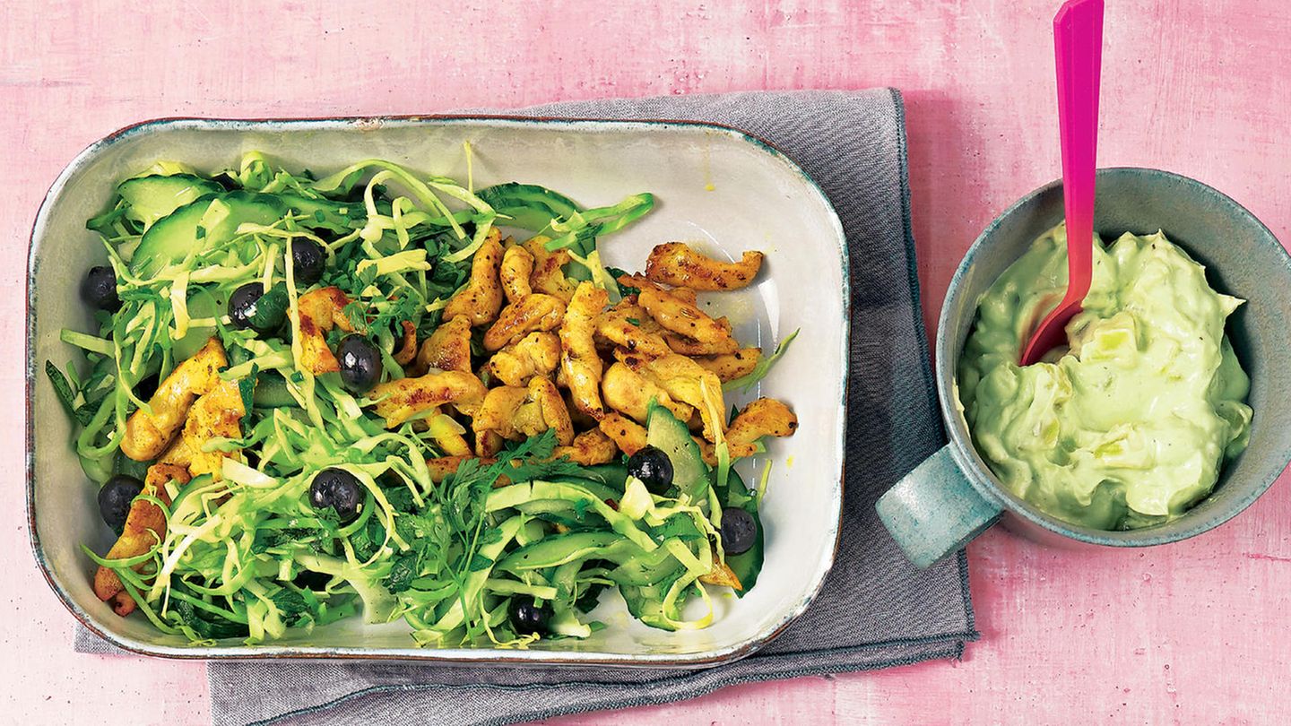 Spitzkohl-Salat mit Gyros & Avocado-Kartoffel-Dip | BRIGITTE.de