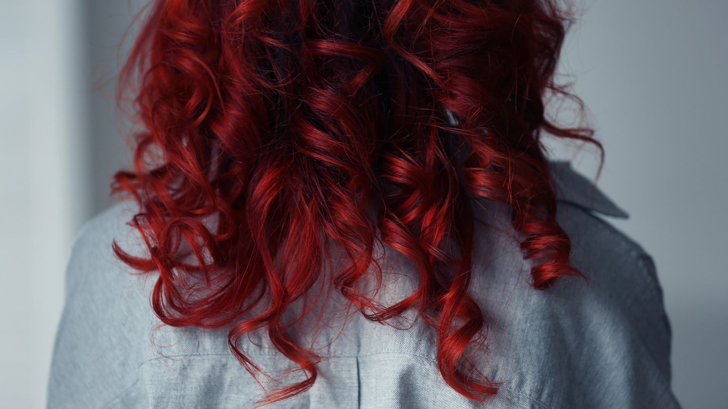 Mulled Wine Hair: Diese Haarfarbe tragen wir diesen Winter | BRIGITTE.de