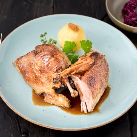 Ente in Feigensoße neben Rotweinzwiebel und Knödeln | BRIGITTE.de