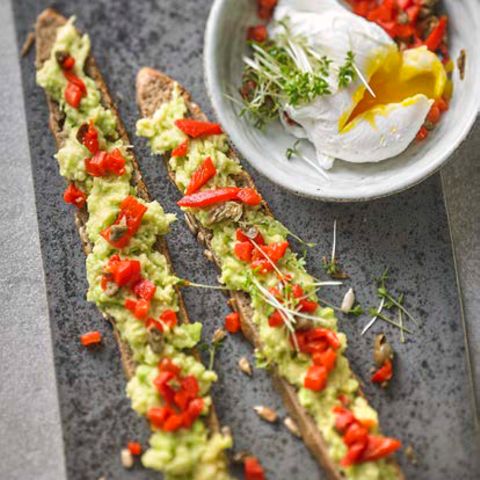 Brot mit Avocado, Ei und Paprika | BRIGITTE.de