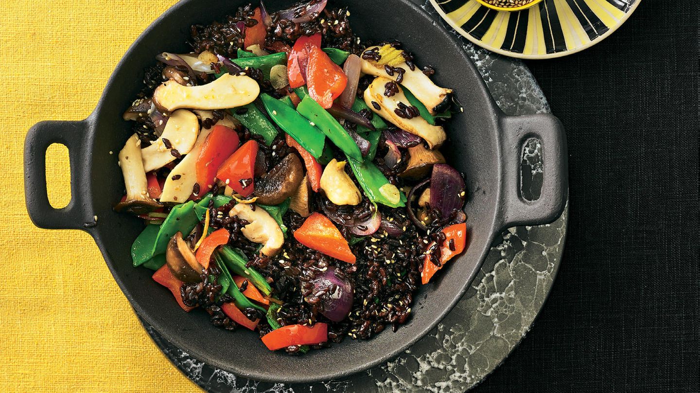 Gebratener schwarzer Reis mit Rotbarsch | BRIGITTE.de