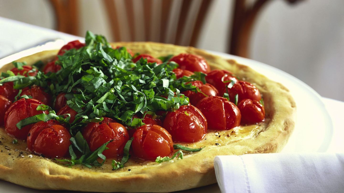 Pizza mit Kirschtomaten und Basilikum | BRIGITTE.de