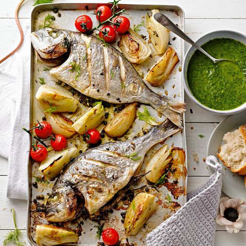 Dorade vom Blech mit Salsa verde | BRIGITTE.de