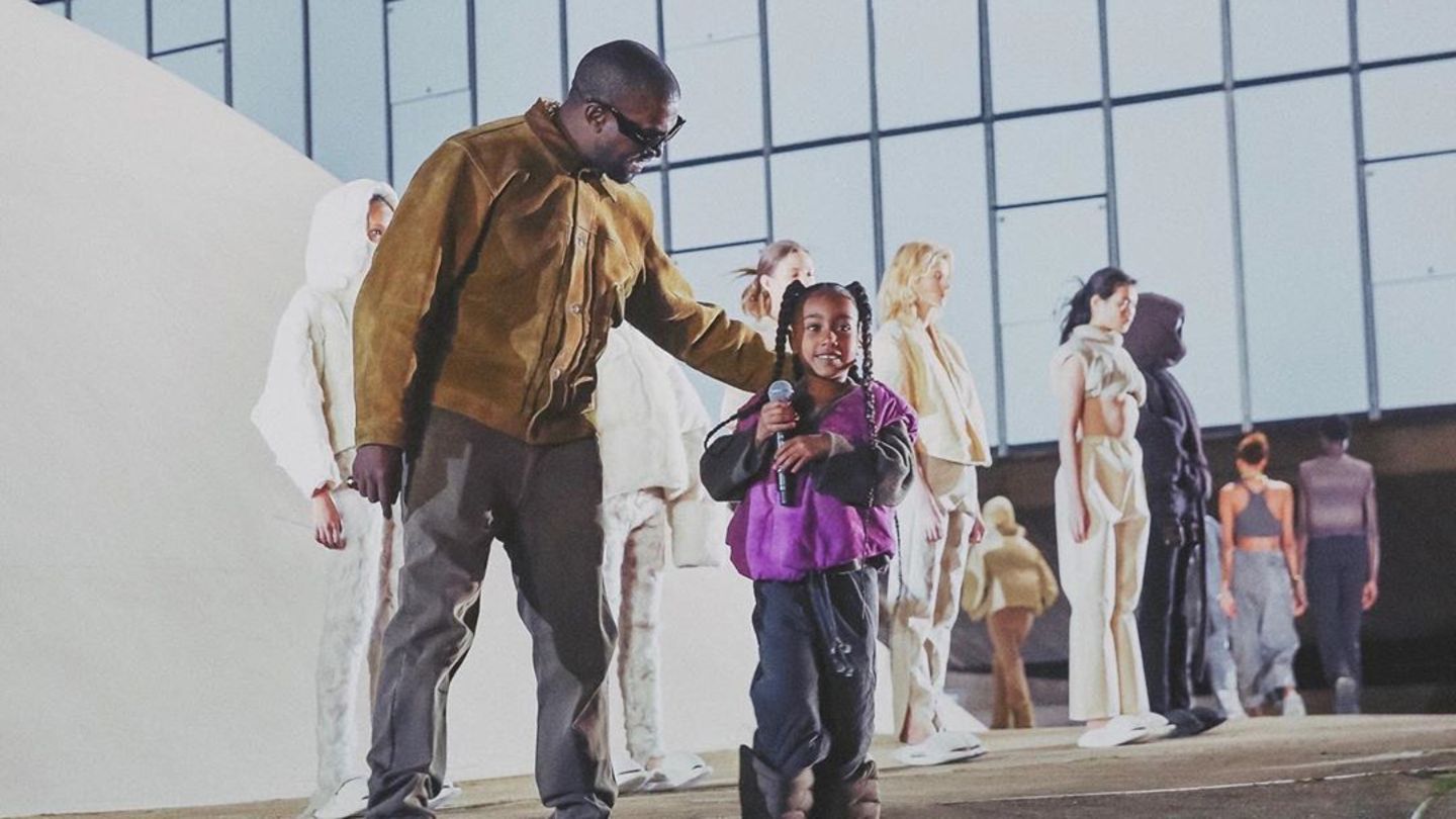 Da lacht sogar Kanye: Erster Rap-Auftritt von North West - Video ...