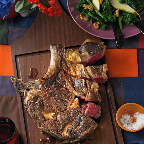 Hochrippe mit Bohnen-Birnen-Grünkohl-Salat | BRIGITTE.de