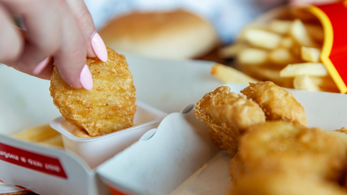 Maske in Chicken Nuggets: Kind fast erstickt | BRIGITTE.de