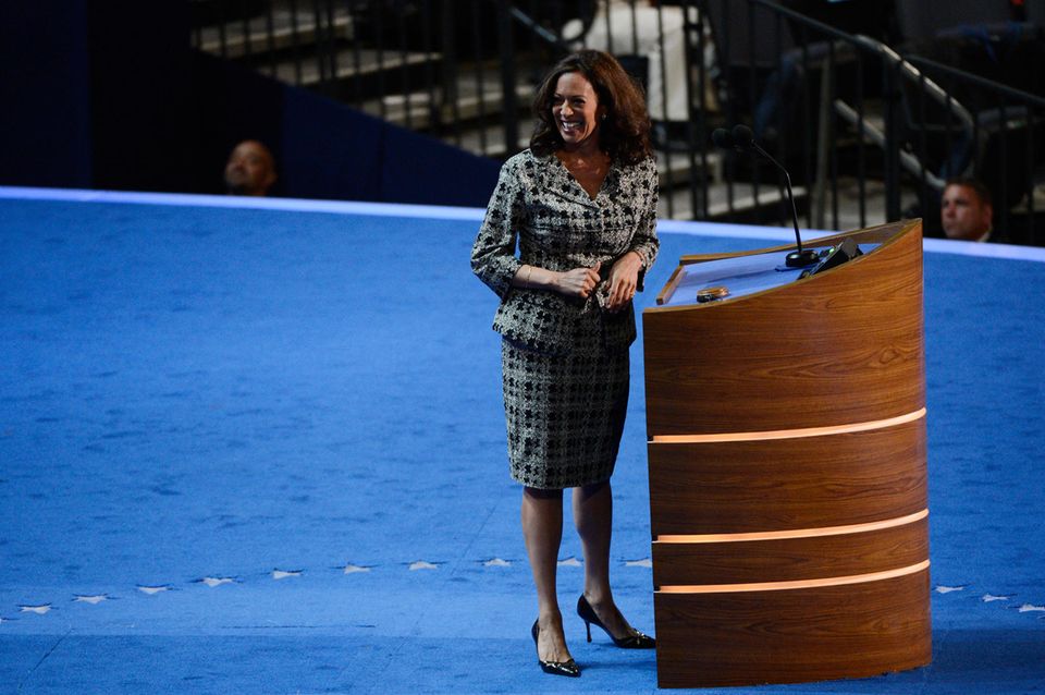 Kamala Harris: Ihre zeitlosen Power-Looks | BRIGITTE.de Kamala Harris: Ihre zeitlosen Power-Looks | BRIGITTE.de