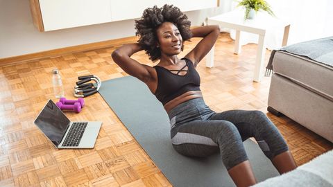 Bauchtraining - ein Workout von BRIGITTE Fitness | BRIGITTE.de