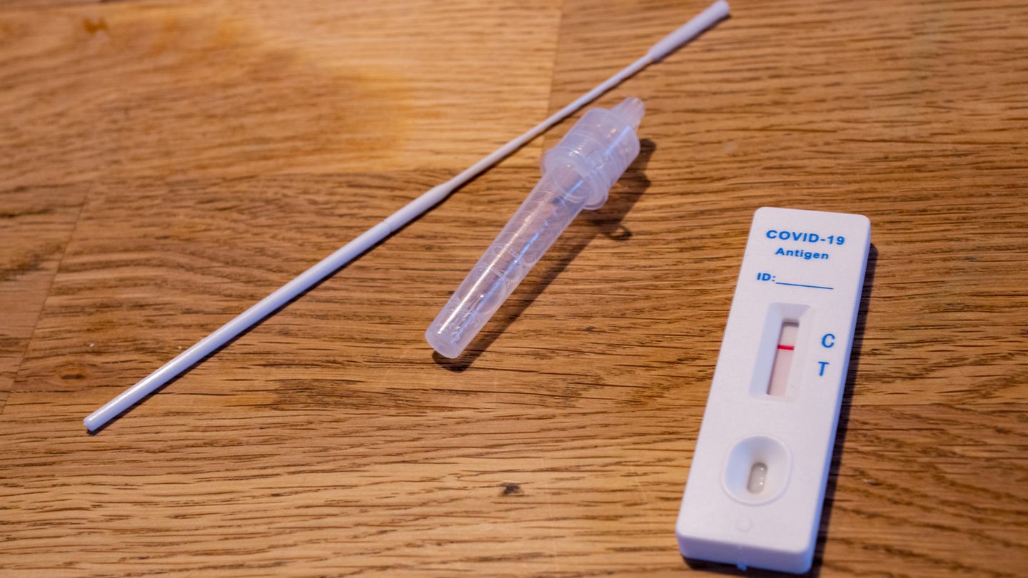 Corona-Selbsttests: Was bedeutet eigentlich "C" und "T" auf dem Testkit ...