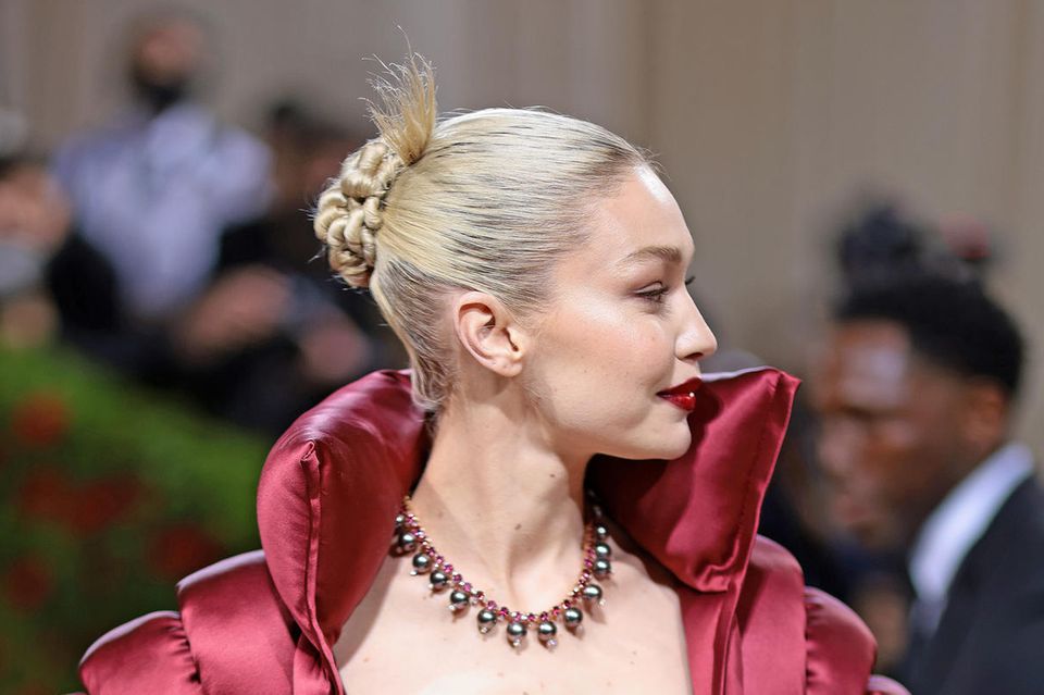Spikey Bun: Dieser It-Haarstyle erobert die Herzen der Stars | BRIGITTE.de