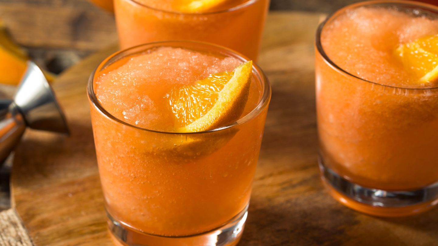 Frozen Negroni: So mixt du dir das Trendgetränk des Sommers | BRIGITTE.de