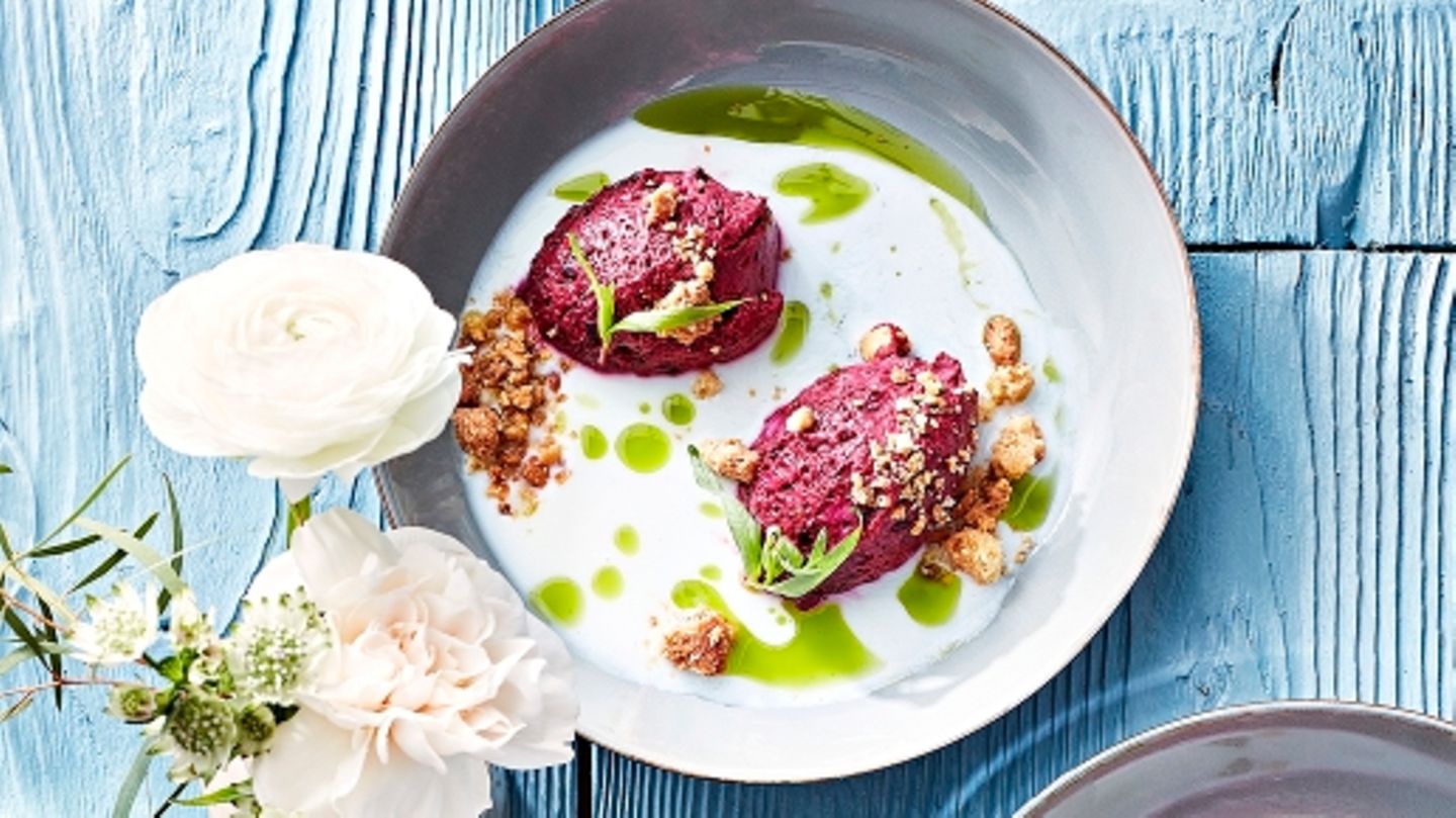 Cassis-Mousse mit Buttermilchsud | BRIGITTE.de