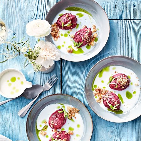 Cassis-Mousse mit Buttermilchsud | BRIGITTE.de