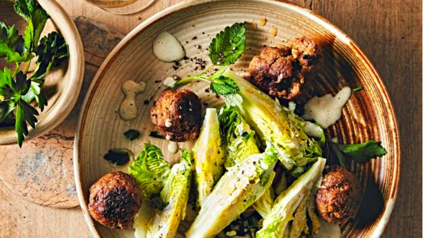 Lammhackbällchen mit Caesar Salad | BRIGITTE.de