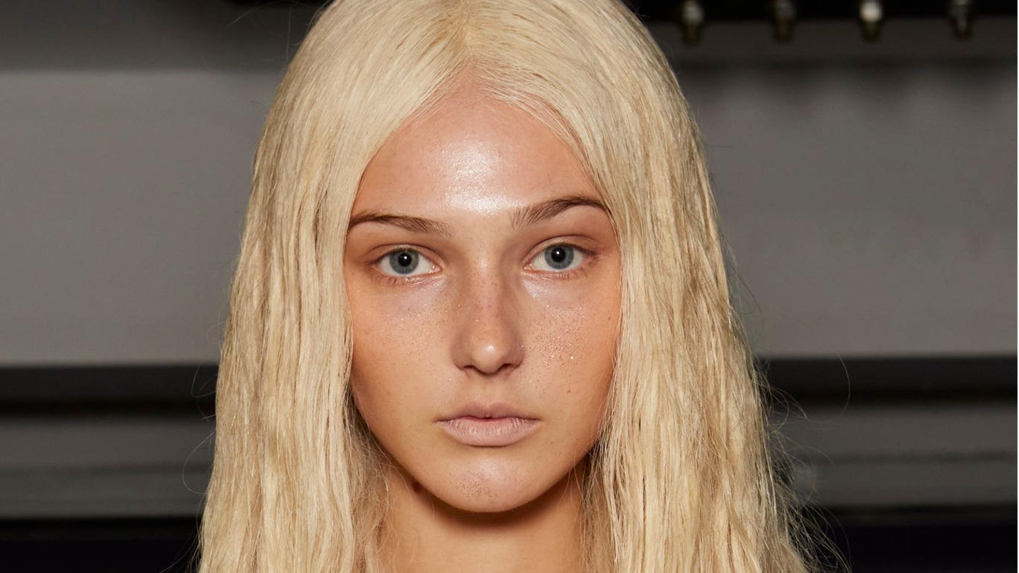 Vampire Skin: Dieser Trick bringt das Make-up zum Strahlen | BRIGITTE.de