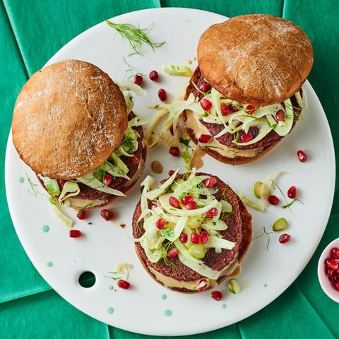 Kichererbsen-Burger mit Fenchel-Slaw und Granatapfel | BRIGITTE.de