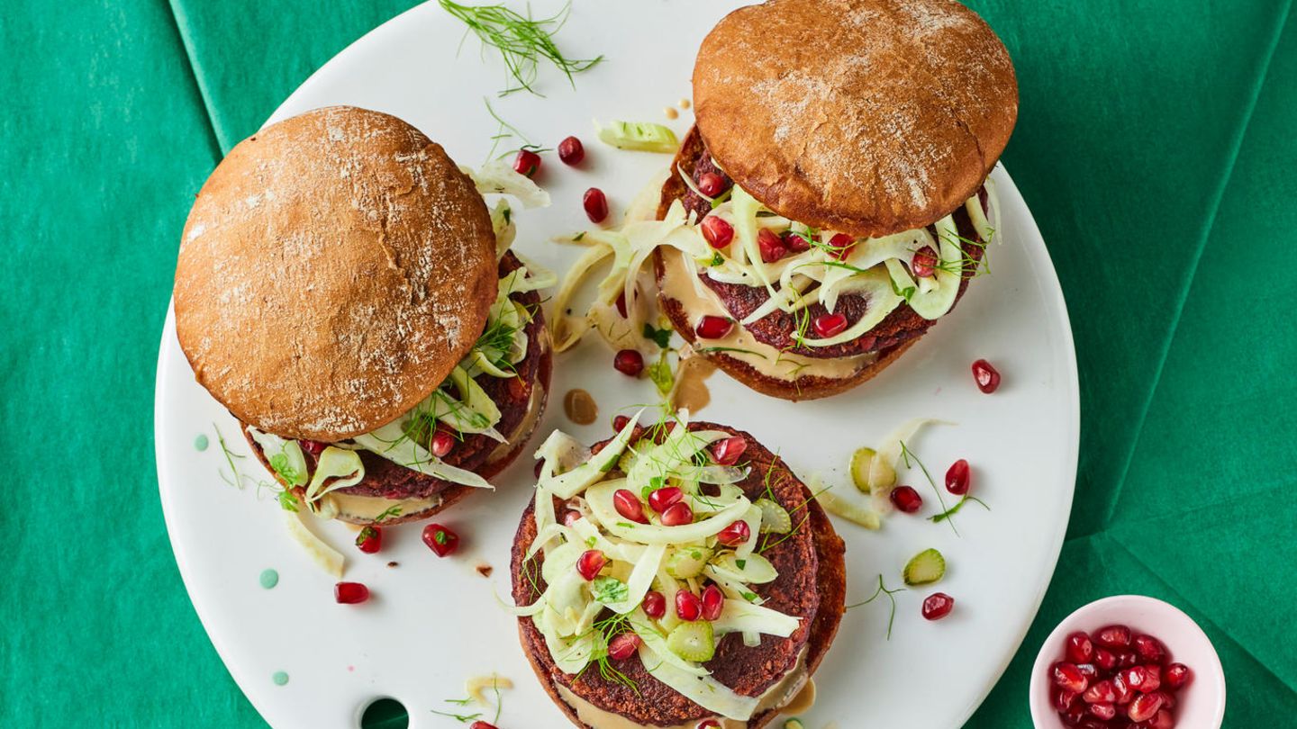 Kichererbsen-Burger mit Fenchel-Slaw und Granatapfel | BRIGITTE.de