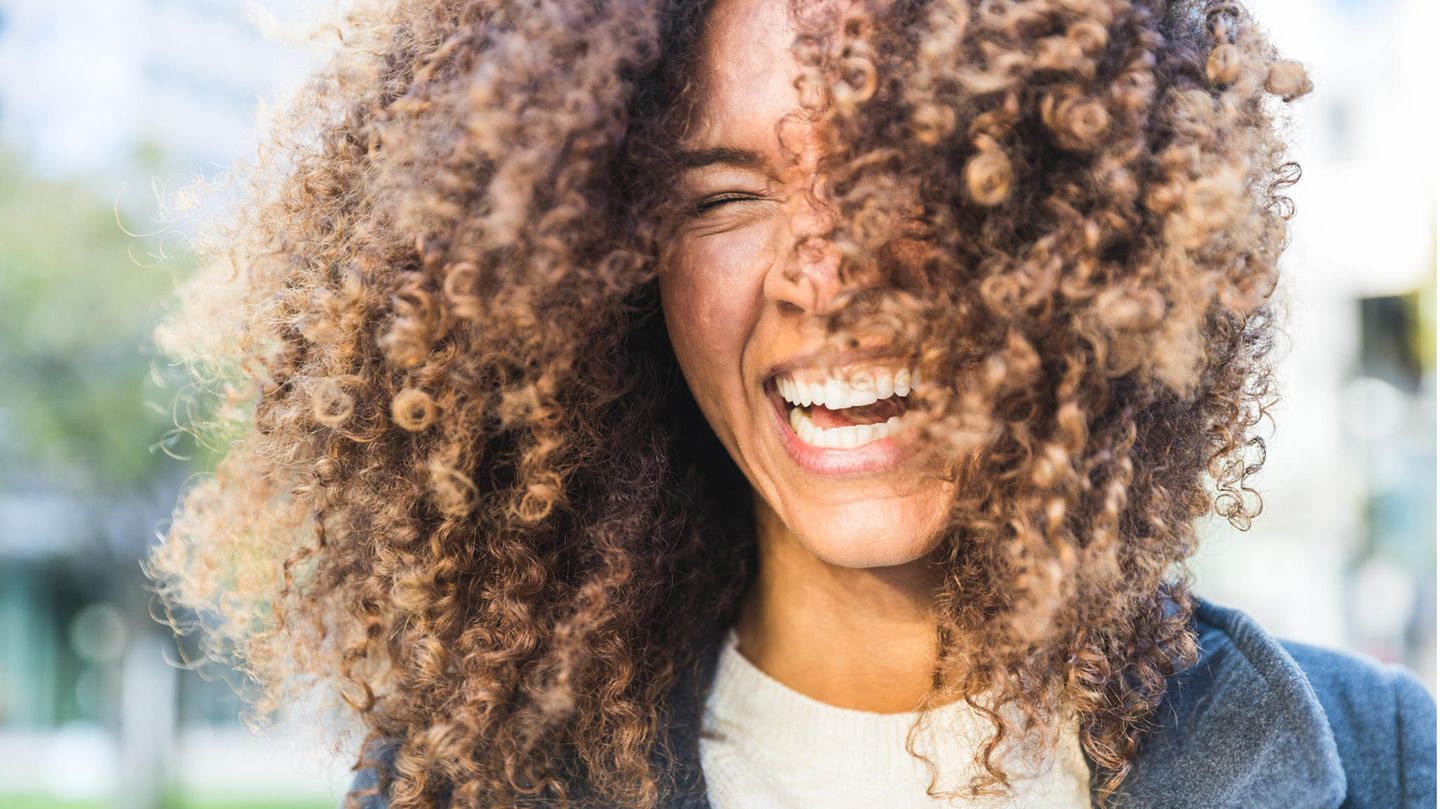 Horoskop: 3 Sternzeichen, die den charmantesten Humor haben | BRIGITTE.de