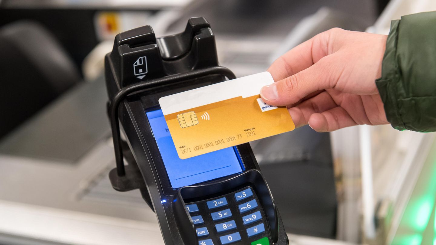 EC-Karten: Auf diese neuen Funktionen dürfen wir uns freuen | BRIGITTE.de