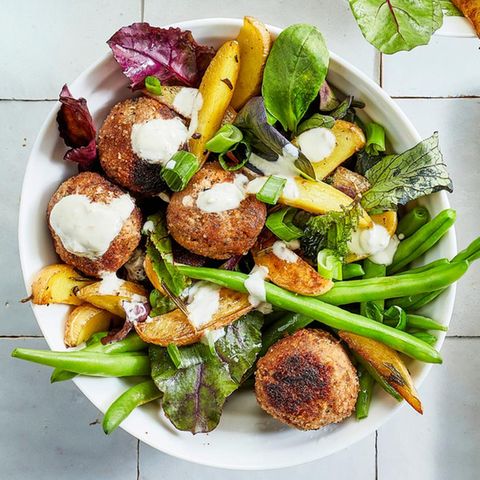 Risoleekartoffel-Hackbällchen-Bowl | BRIGITTE.de