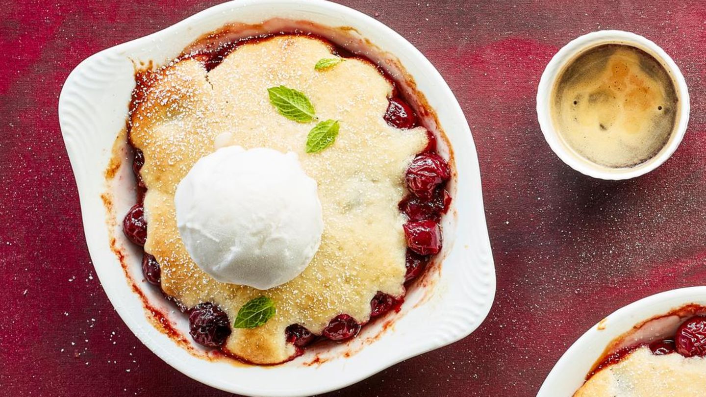 Kirsch-Cobbler mit Zitronensorbet | BRIGITTE.de