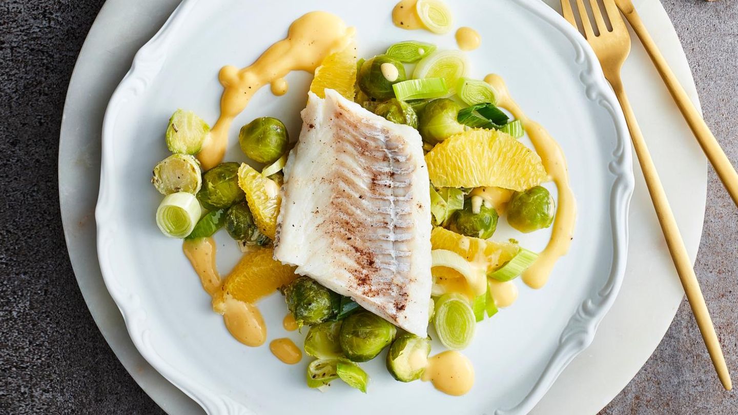 Schellfisch auf Rosenkohl-Lauch-Gemüse mit Orangen-Hollandaise ...