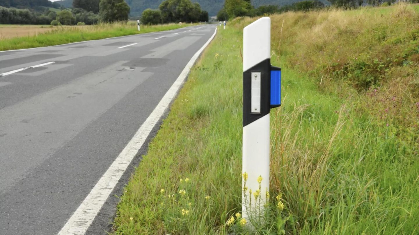 Leitpfosten-Signal: Das bedeutet der kleine blaue Reflektor | BRIGITTE.de