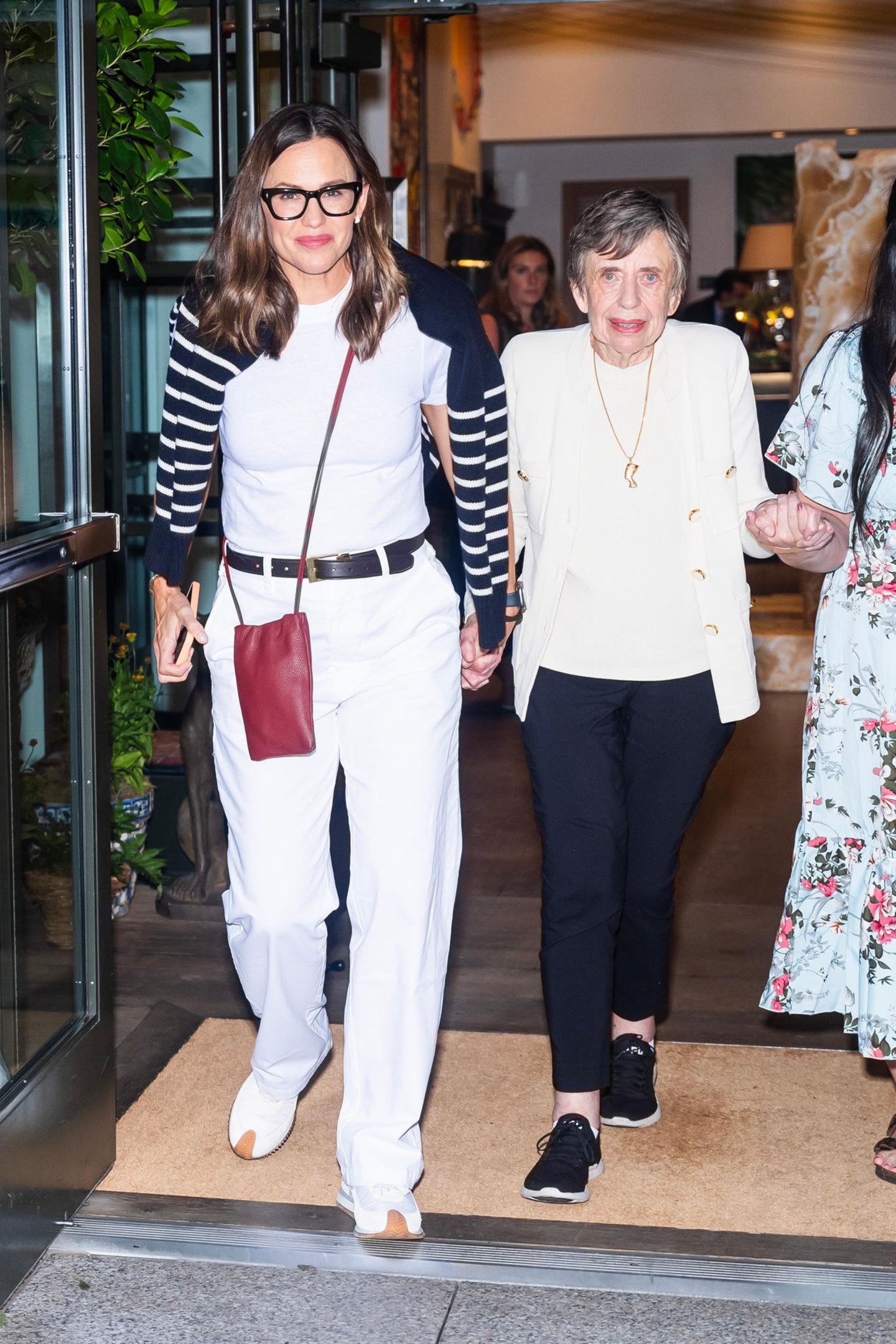 Promi-Looks 2024: So stylisch zeigt sich Jennifer Garner mit ihrer Mama ...