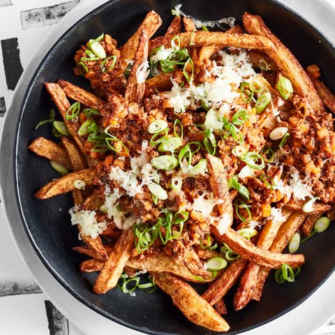 Poutine mit Szechuan-Bolognese | BRIGITTE.de