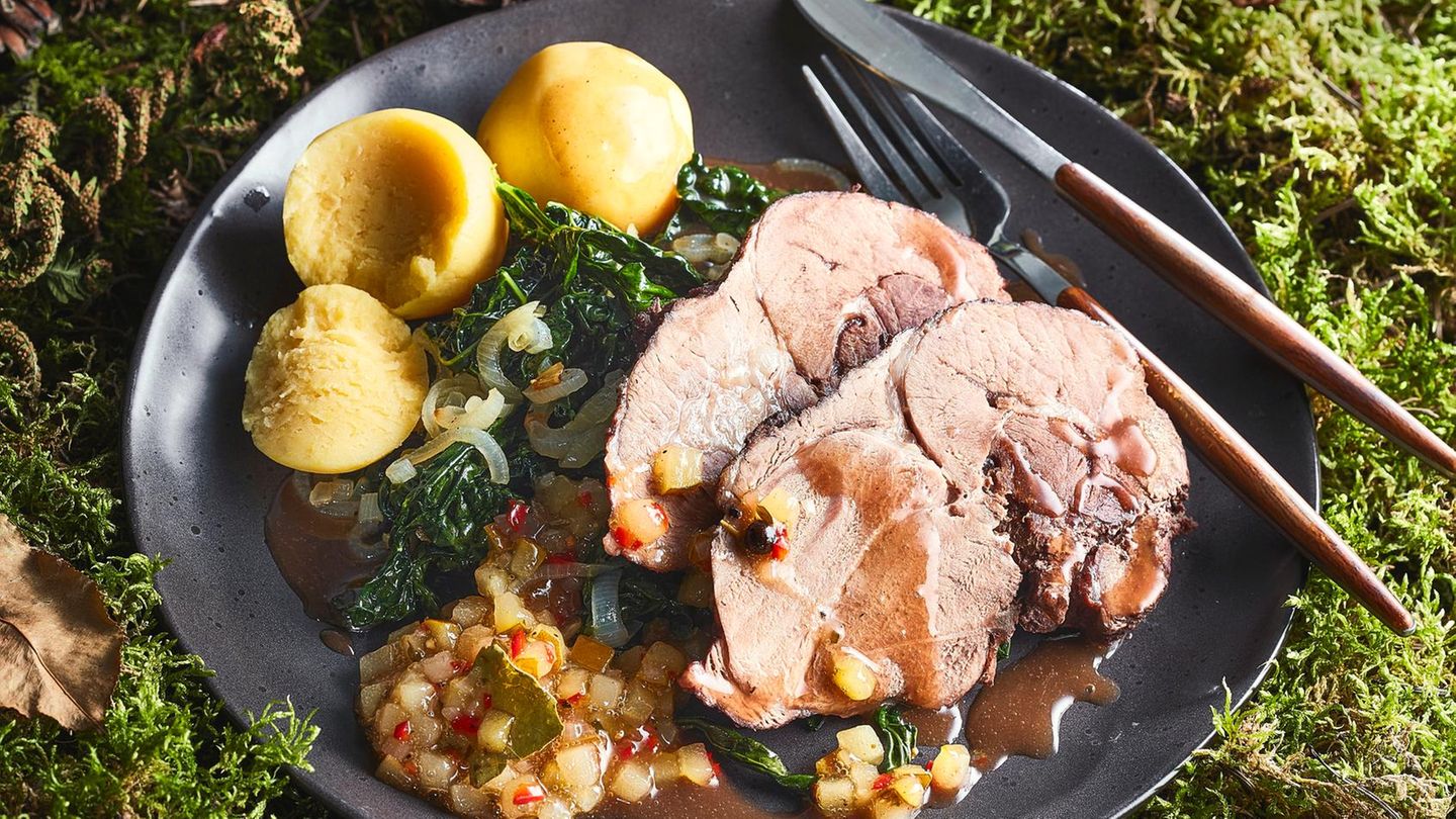 Wildschweinkeule mit Kartoffelklößen und Schwarzkohl | BRIGITTE.de