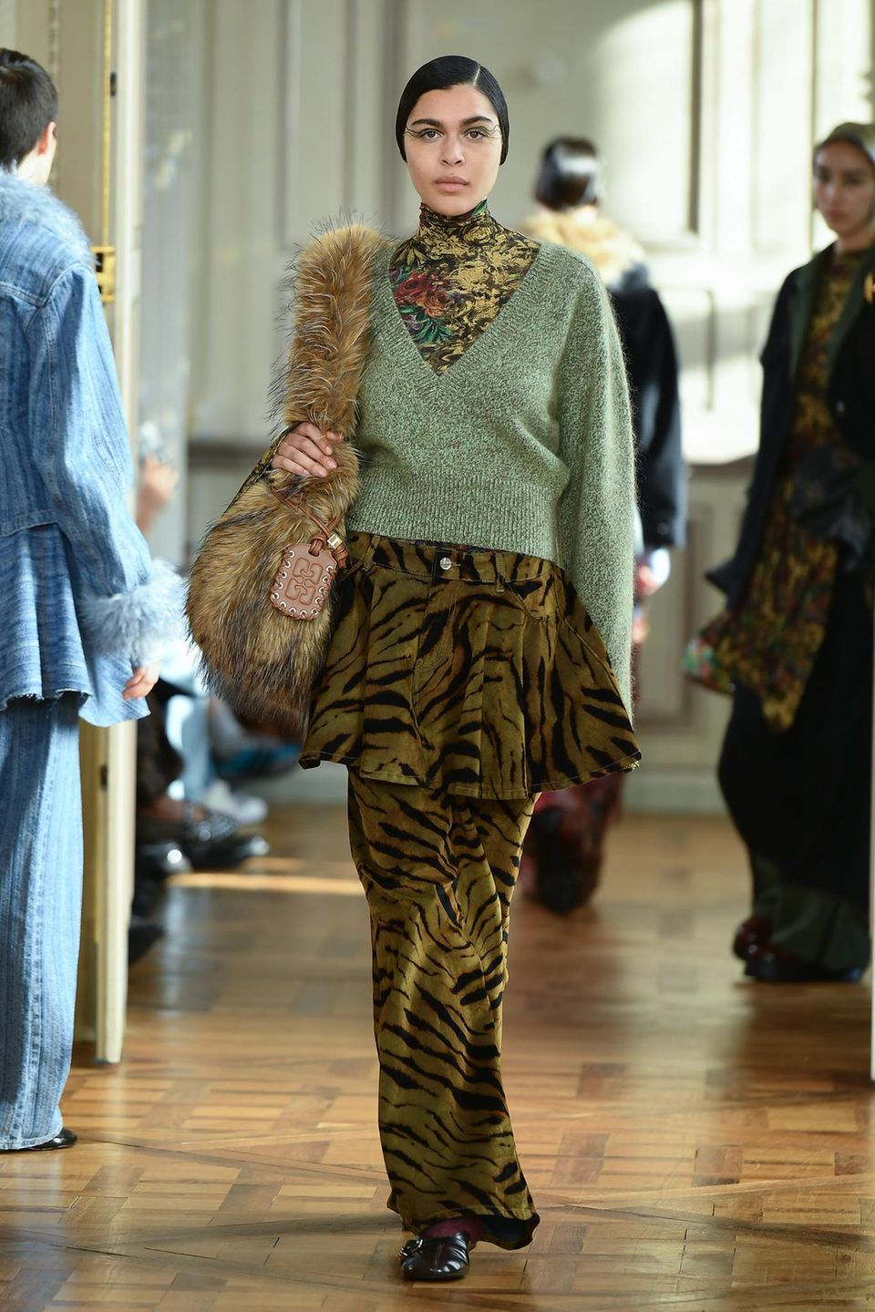Kate Moss, Carla Bruni + Co.: Diese Stars begeisterten bei der Fashion ...