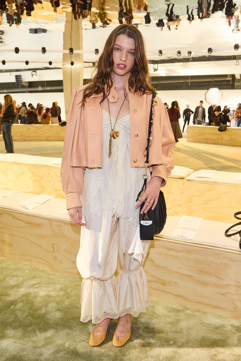 Kate Moss, Carla Bruni + Co.: Diese Stars begeisterten bei der Fashion ...