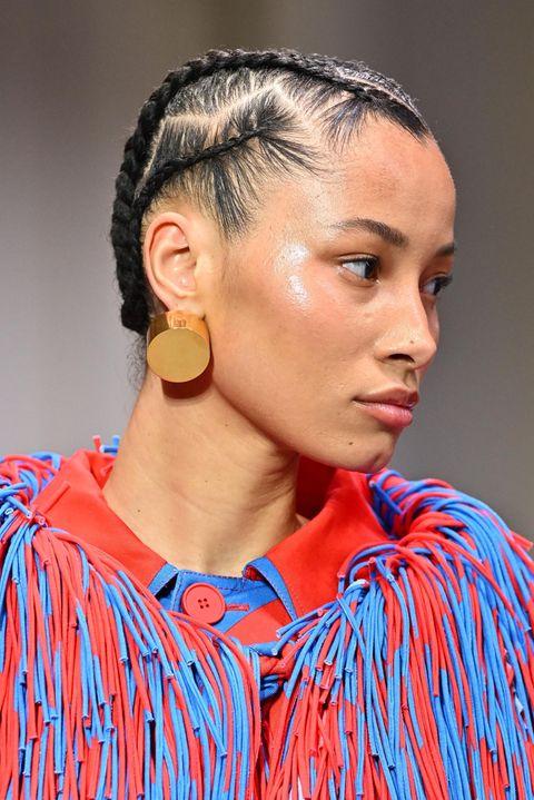 Scheitel-Trends: So trägst du deine Haarlinie im Jahr 2025 | BRIGITTE.de