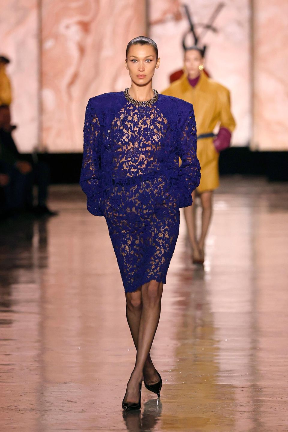 Kate Moss, Carla Bruni + Co.: Diese Stars begeisterten bei der Fashion ...
