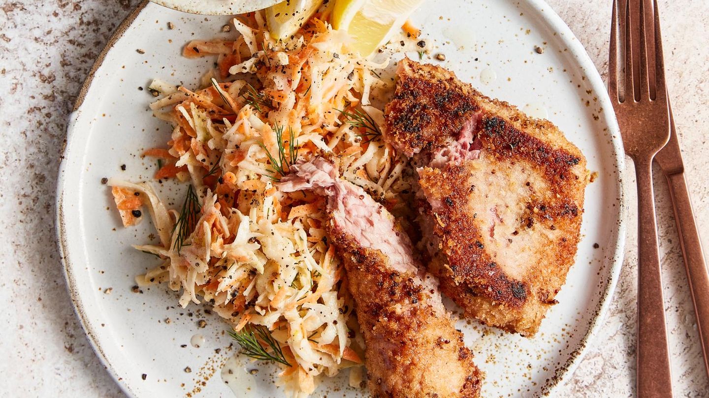 Welsfilet mit Sellerie-Möhren-Salat | BRIGITTE.de