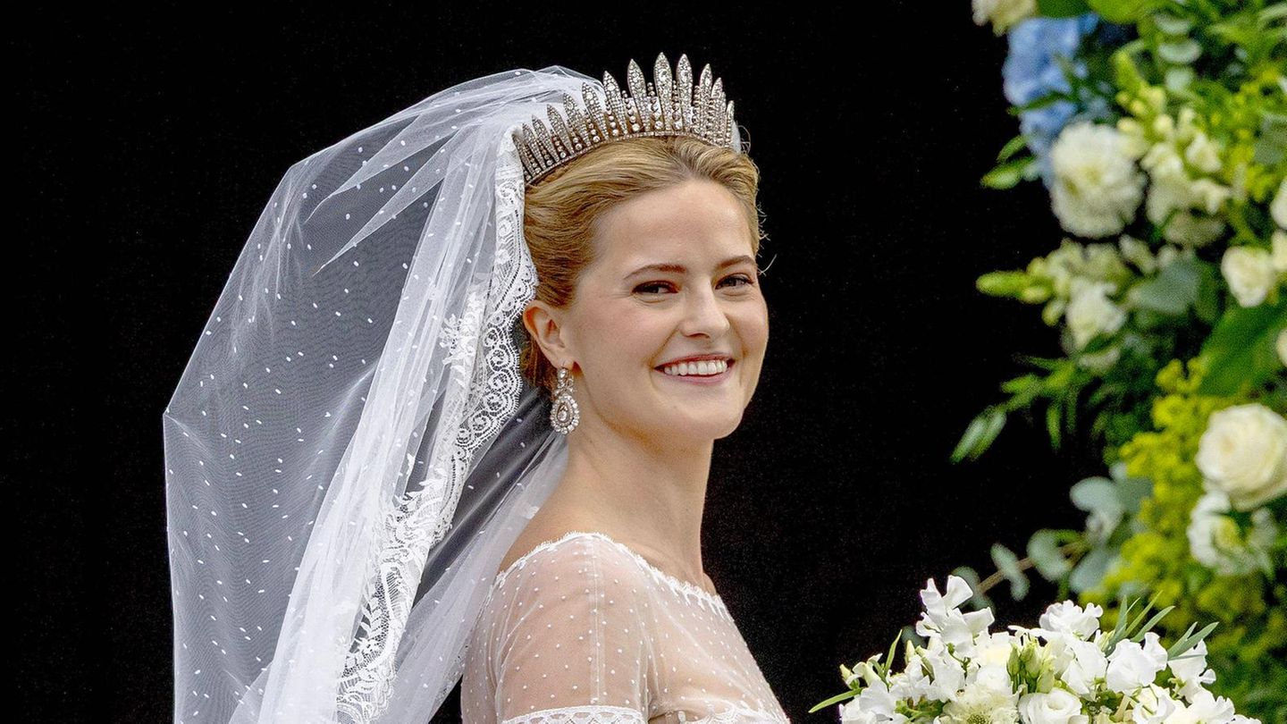 Prinzessin Marie Caroline schreibt im märchenhaften Brautlook ...