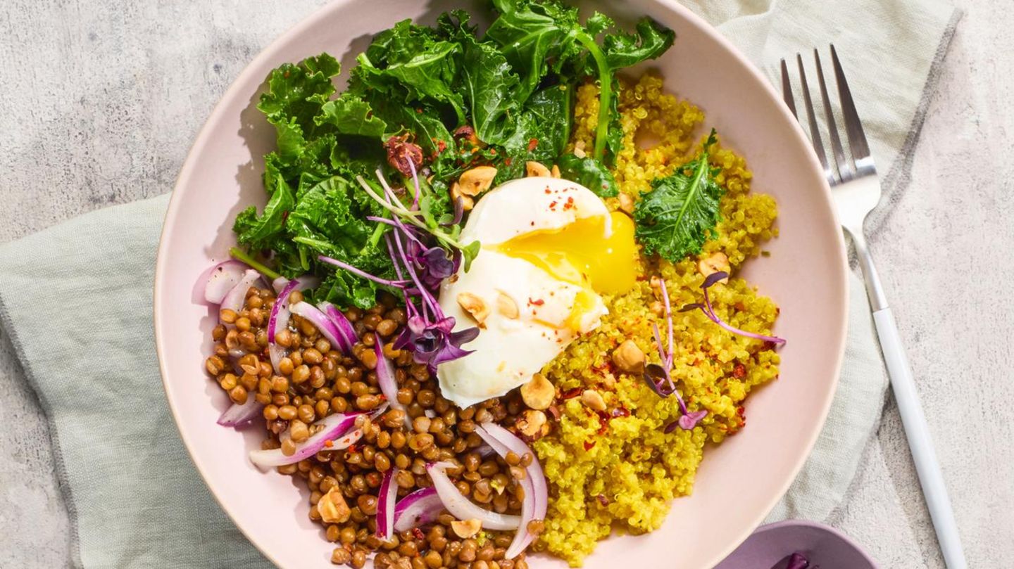 Goldene Quinoa-Grünkohl-Bowl | BRIGITTE.de