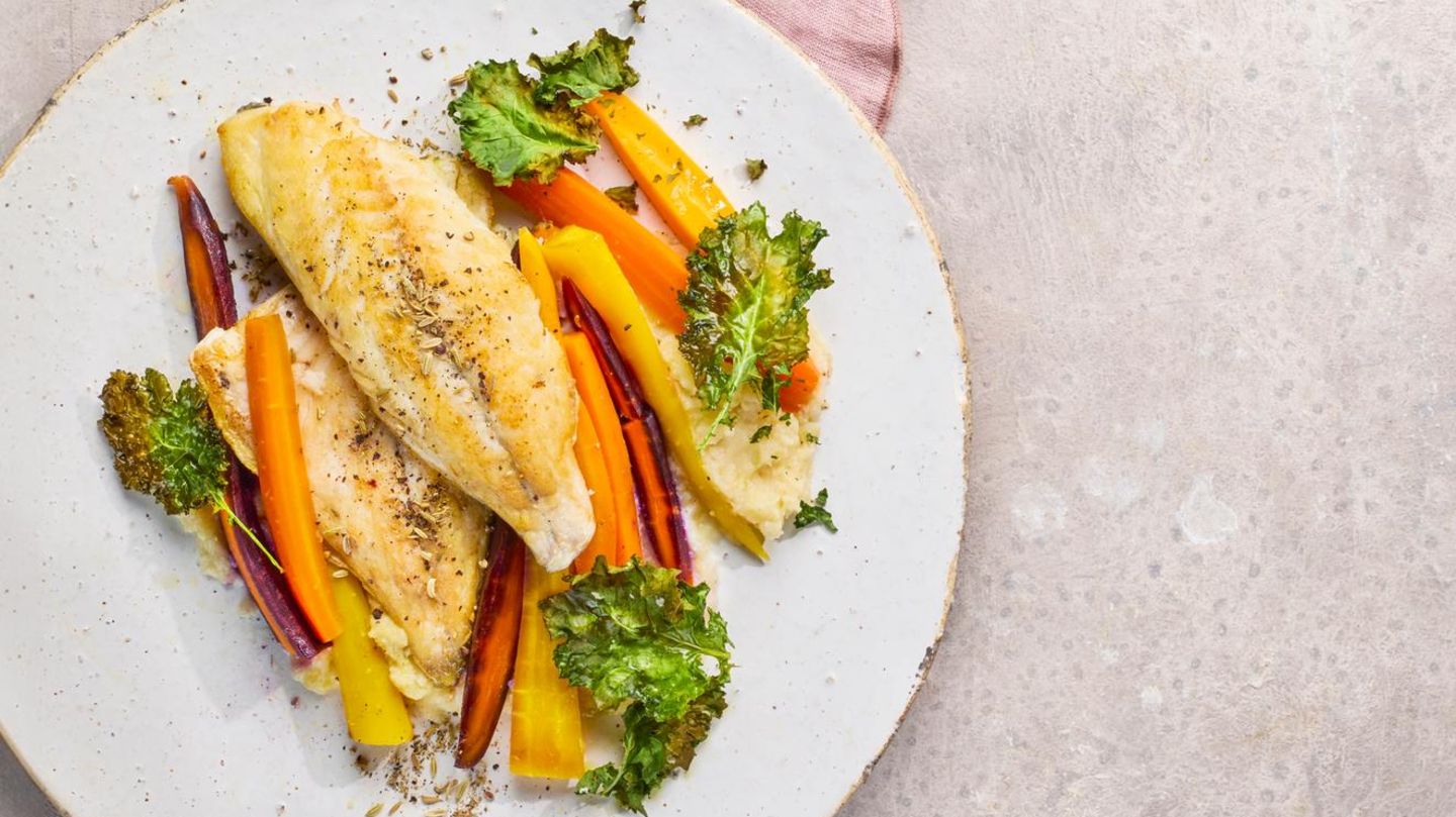 Dorade mit Wurzelgemüse und Grünkohl-Chips | BRIGITTE.de