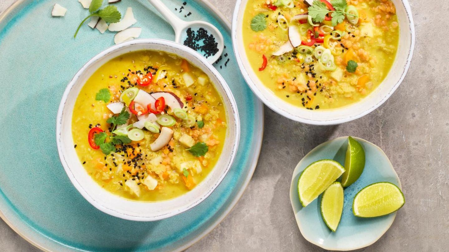 Linsen-Curry-Suppe mit Kokos-Chips | BRIGITTE.de